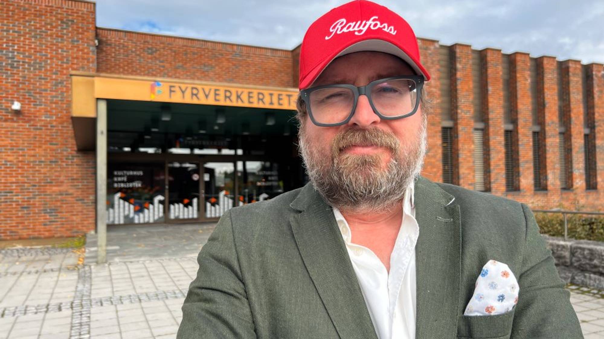 Ken Andre Ottesen aka BA-desken holdt tale til konfirmanter på Kallerud ...