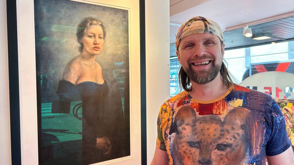 Aune Sand er glad for at Vebjørn Sand sine malerier er kommet til rette ...