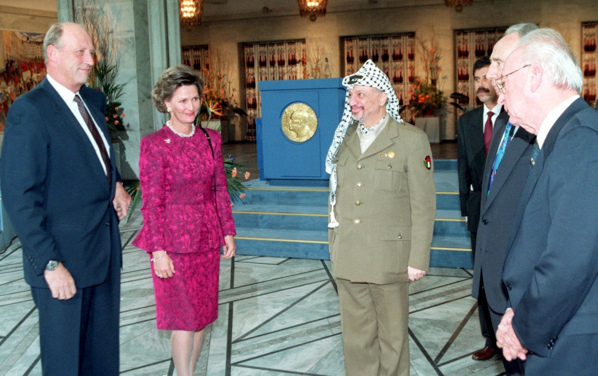 Arafat, Rabin og Peres delte fredsprisen i 1994 – NRK