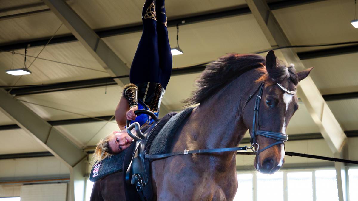 På 60 sekunder skal det hele avgjøres i voltige – turn på hest – NRK ...