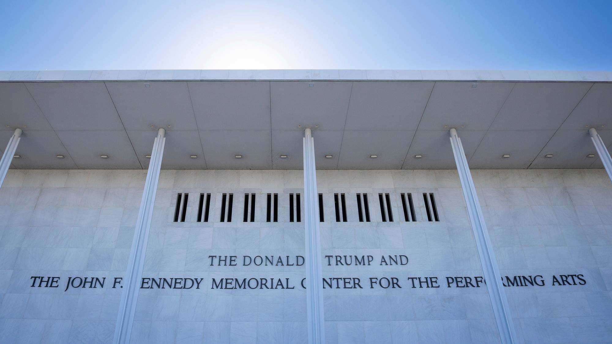 Trump må fjerne navnet sitt fra Kennedy-senteret – NRK Urix ...
