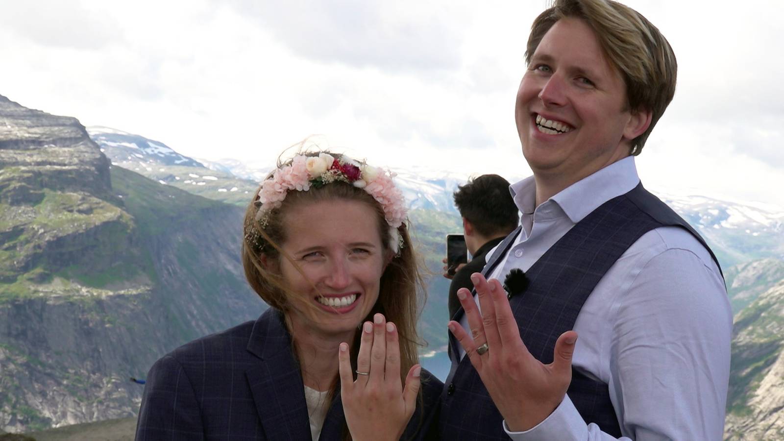 13 par ble viet på to timer på Trolltunga: – Veldig romantisk – NRK Vestland