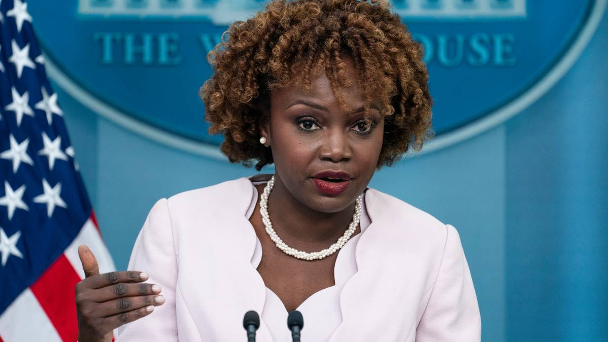 Biden får kritikk for å ha brukt huskelapp – Siste nytt – NRK