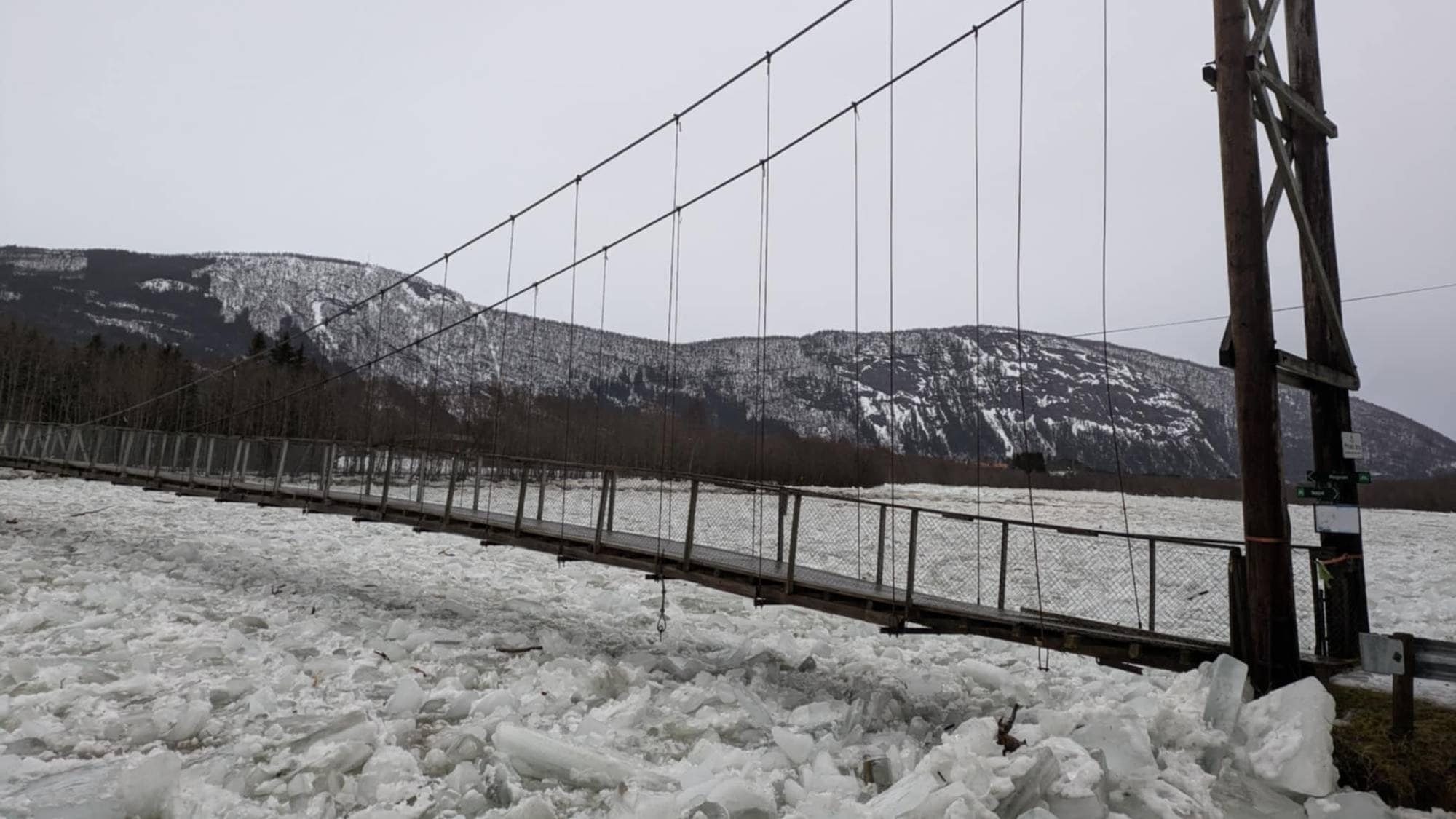 Ispropp i Saltdalselva – advarer mot å gå langs elvekanten – NRK Nordland