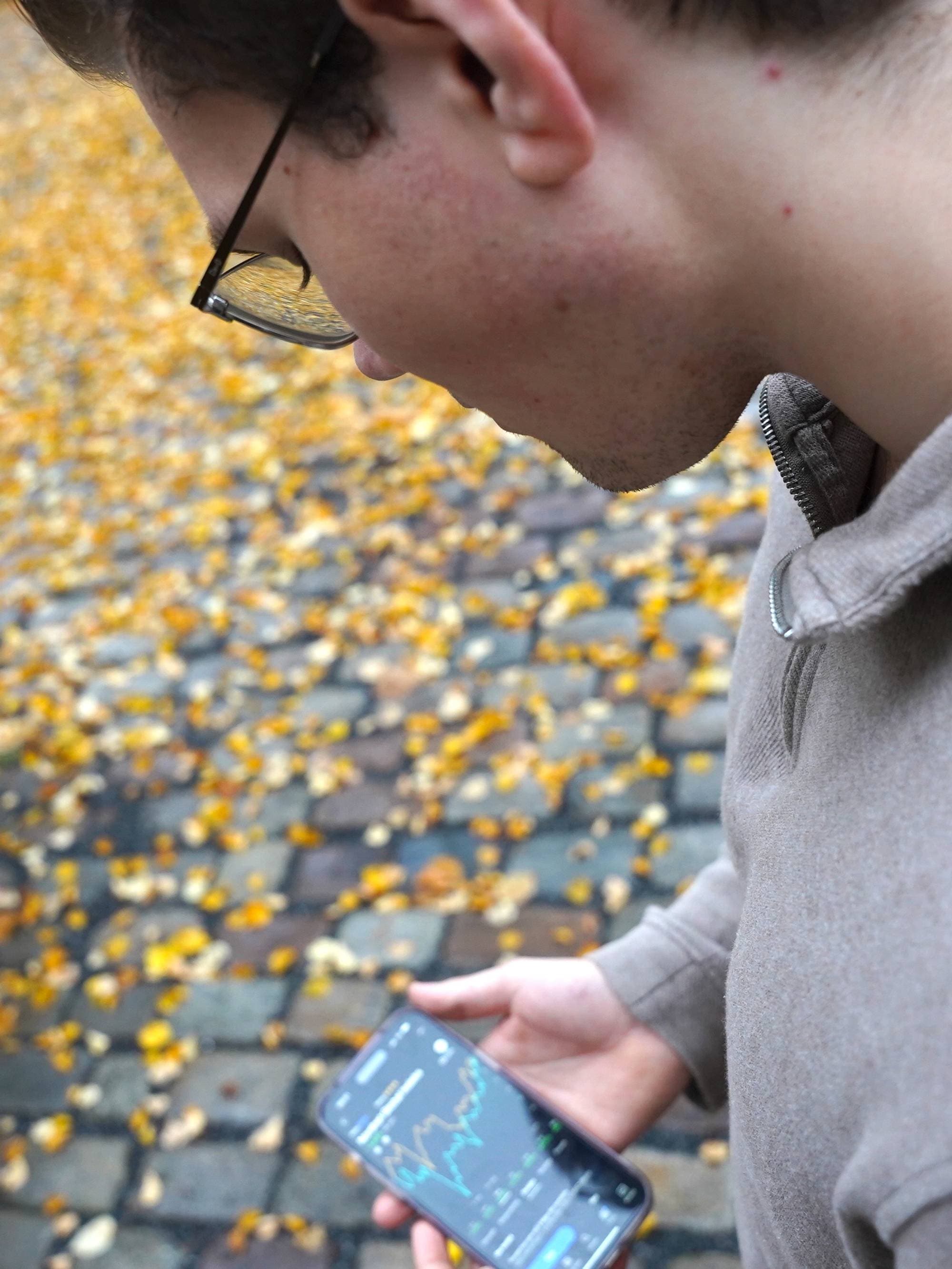 Thomas (18) sparer i fond: – Det gir litt dopamin­følelse – NRK Norge – Oversikt over nyheter ...