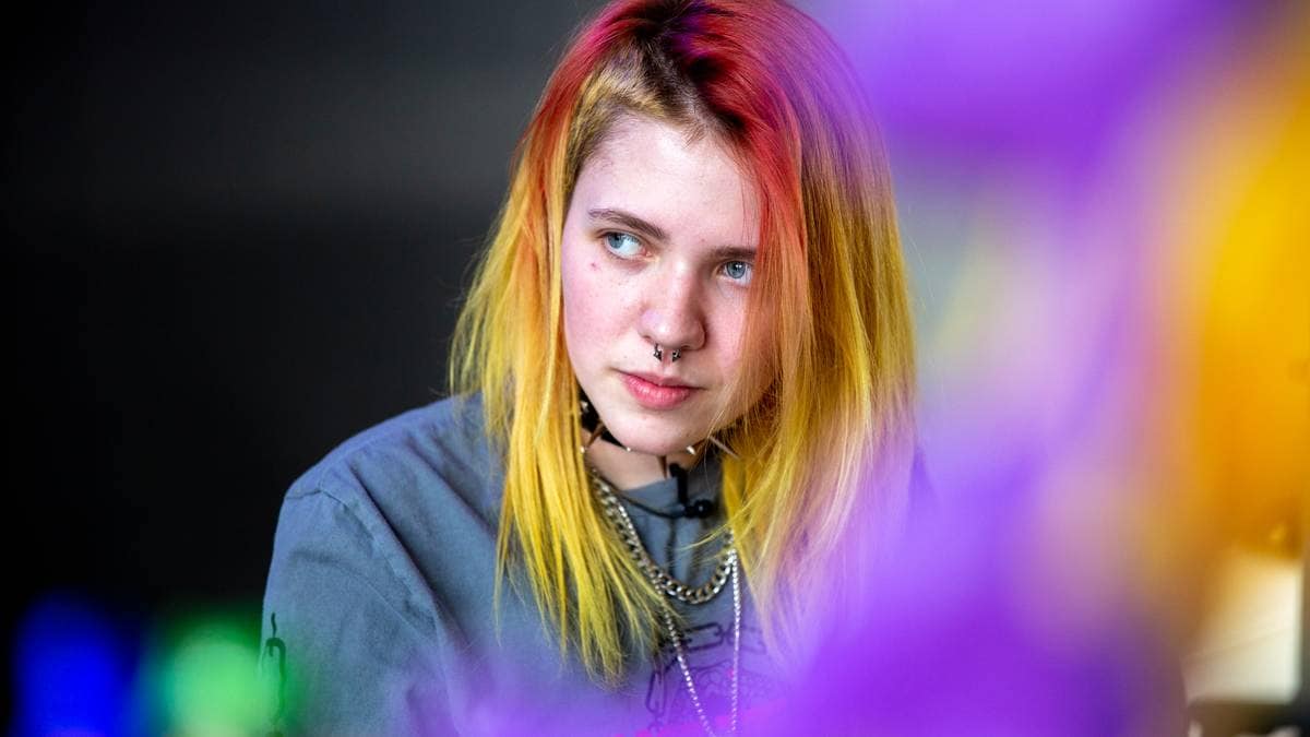 Nora (19) lever av spill – NRK Kultur og underholdning