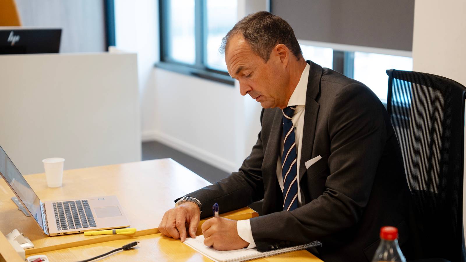 Kollegaer samla for å minnast Stig Gjerstad etter dødsulukka – NRK Vestland