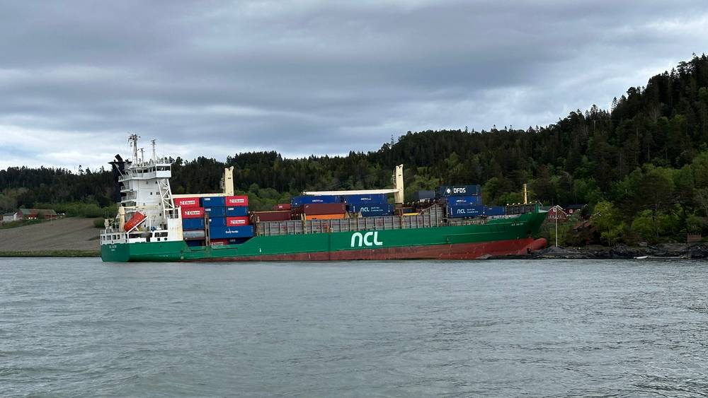 Planlegger berging av containerskip som gikk på land på Byneset i ...
