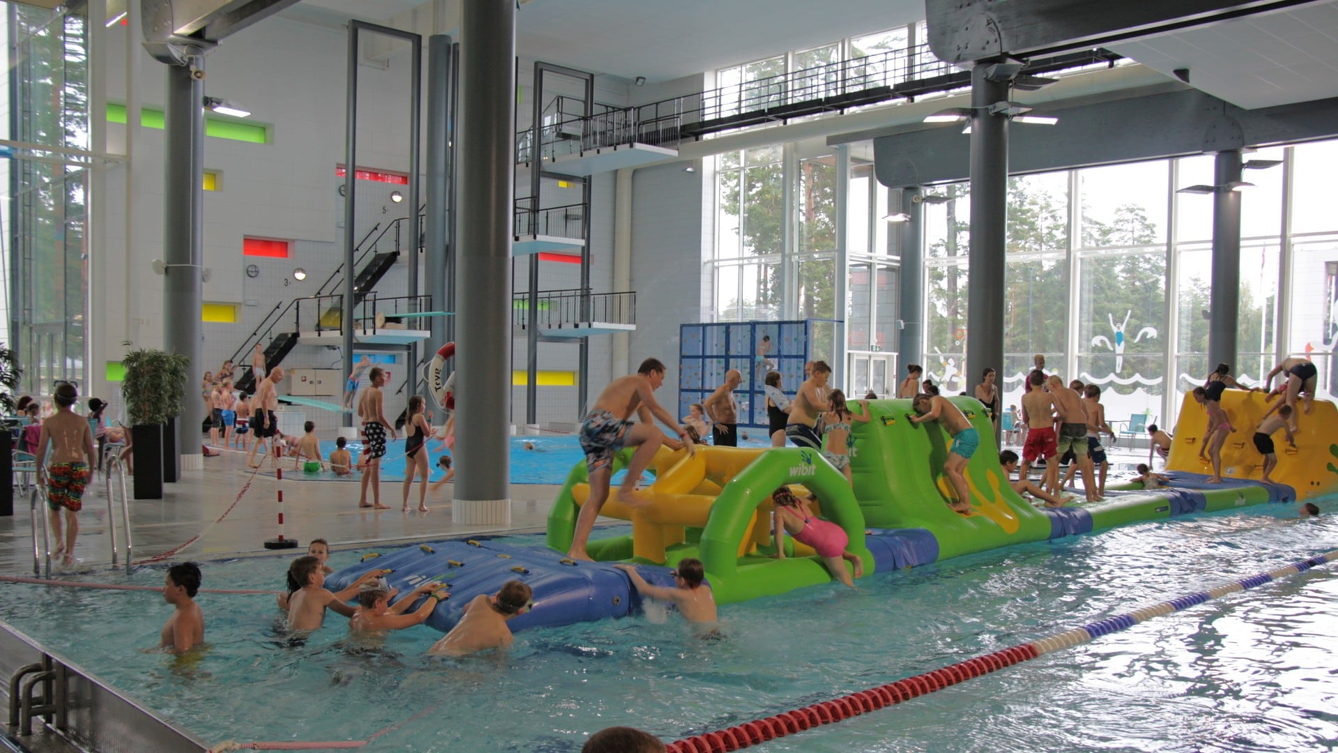 Fullt hus på innendørs badeland – NRK Vestfold og Telemark – Lokale ...