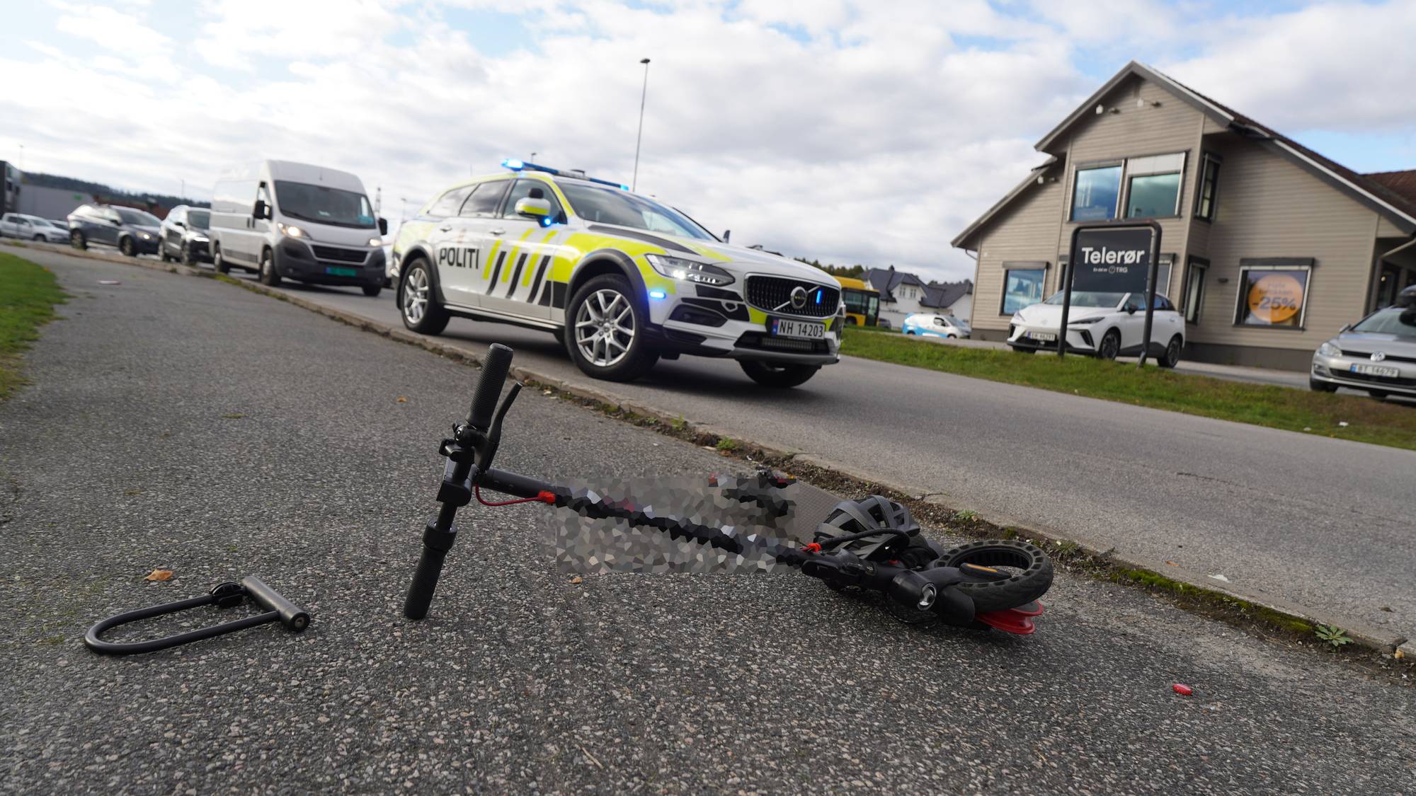 Ulykke mellom bil og sparkesykkel – NRK Vestfold og Telemark – Lokale nyheter, TV og radio