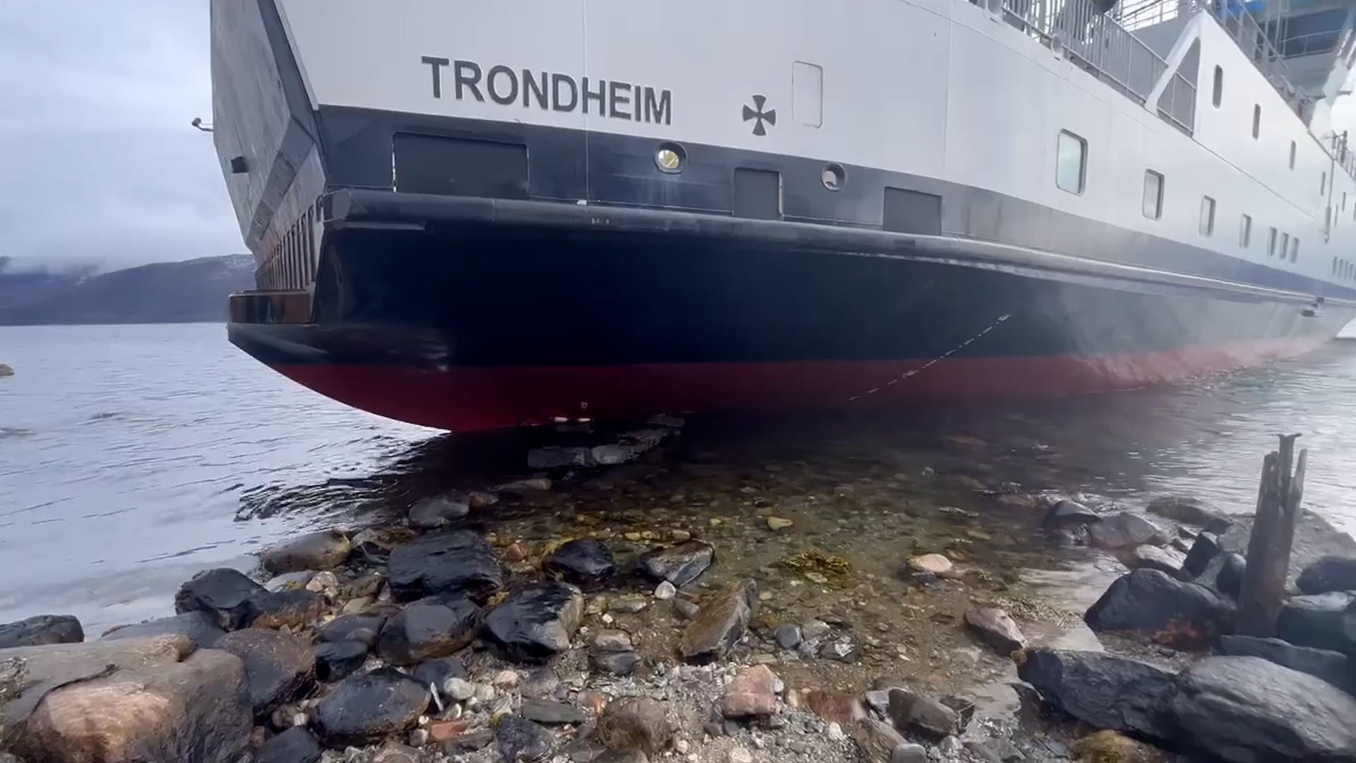 Ferje gikk på grunn – NRK