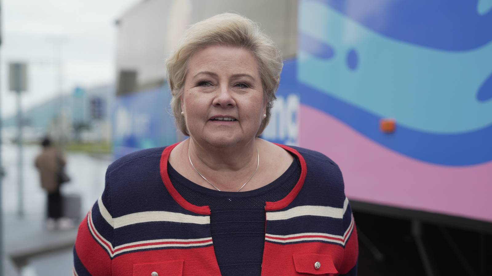 Erna Solberg debuterer som DJ – NRK Sørlandet – Lokale nyheter, TV og radio