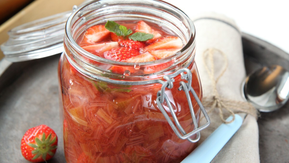 Rabarbra i drinken, til middag og på grillen – NRK Mat – Oppskrifter og ...