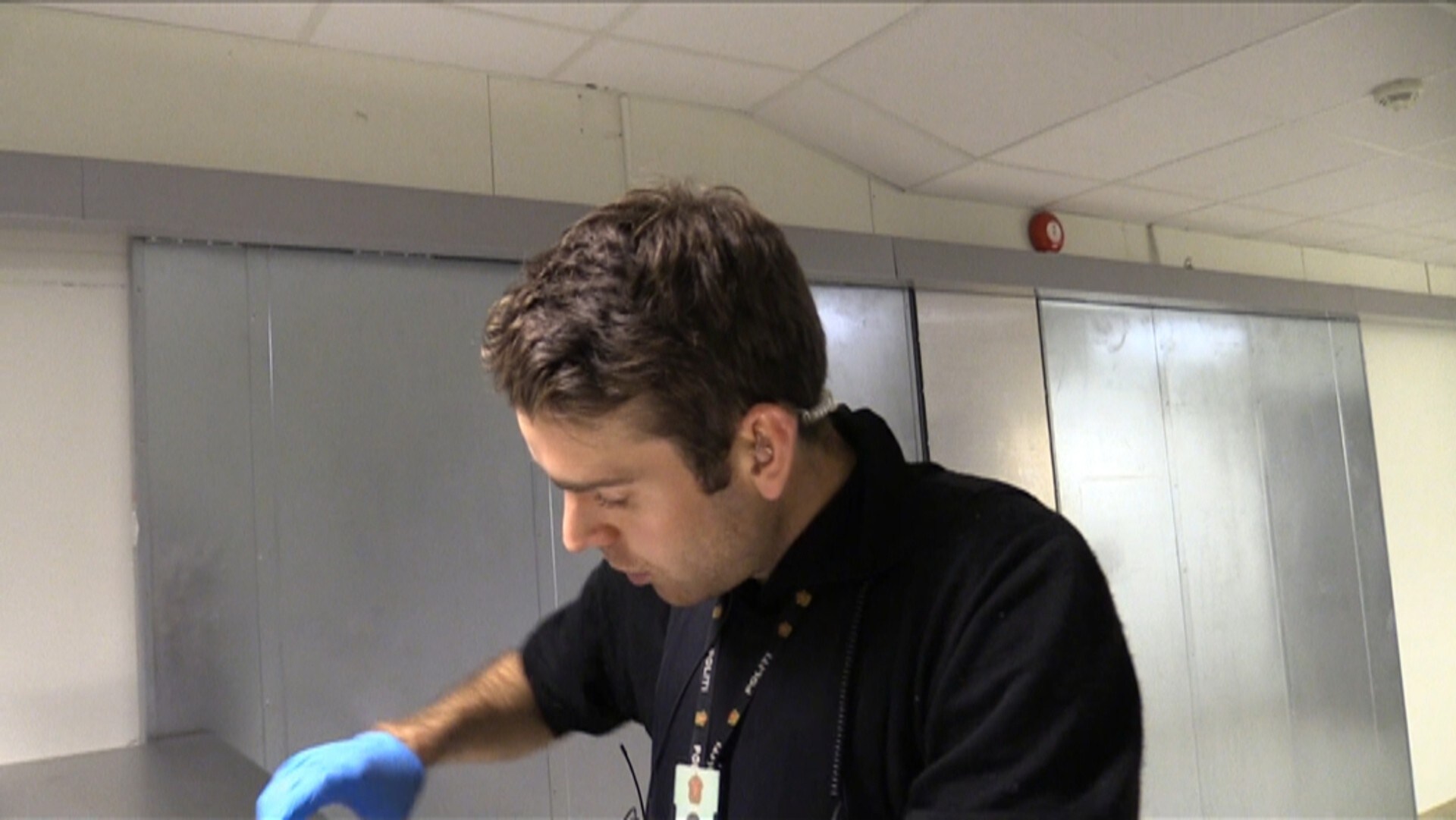 Politiet ransaker en 15 år gammel gutt – NRK