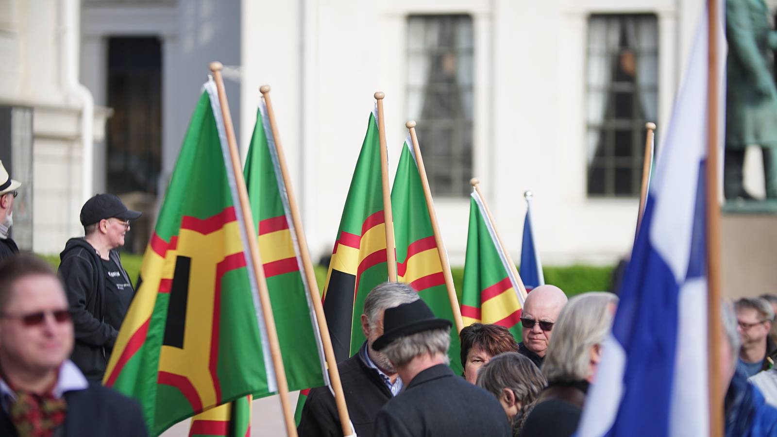 Skogfinnenes eget flagg heist foran Oslo rådhus – NRK Innlandet ...