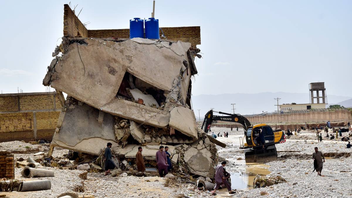 Over 1000 døde som følge av flom i Pakistan – Siste nytt – NRK
