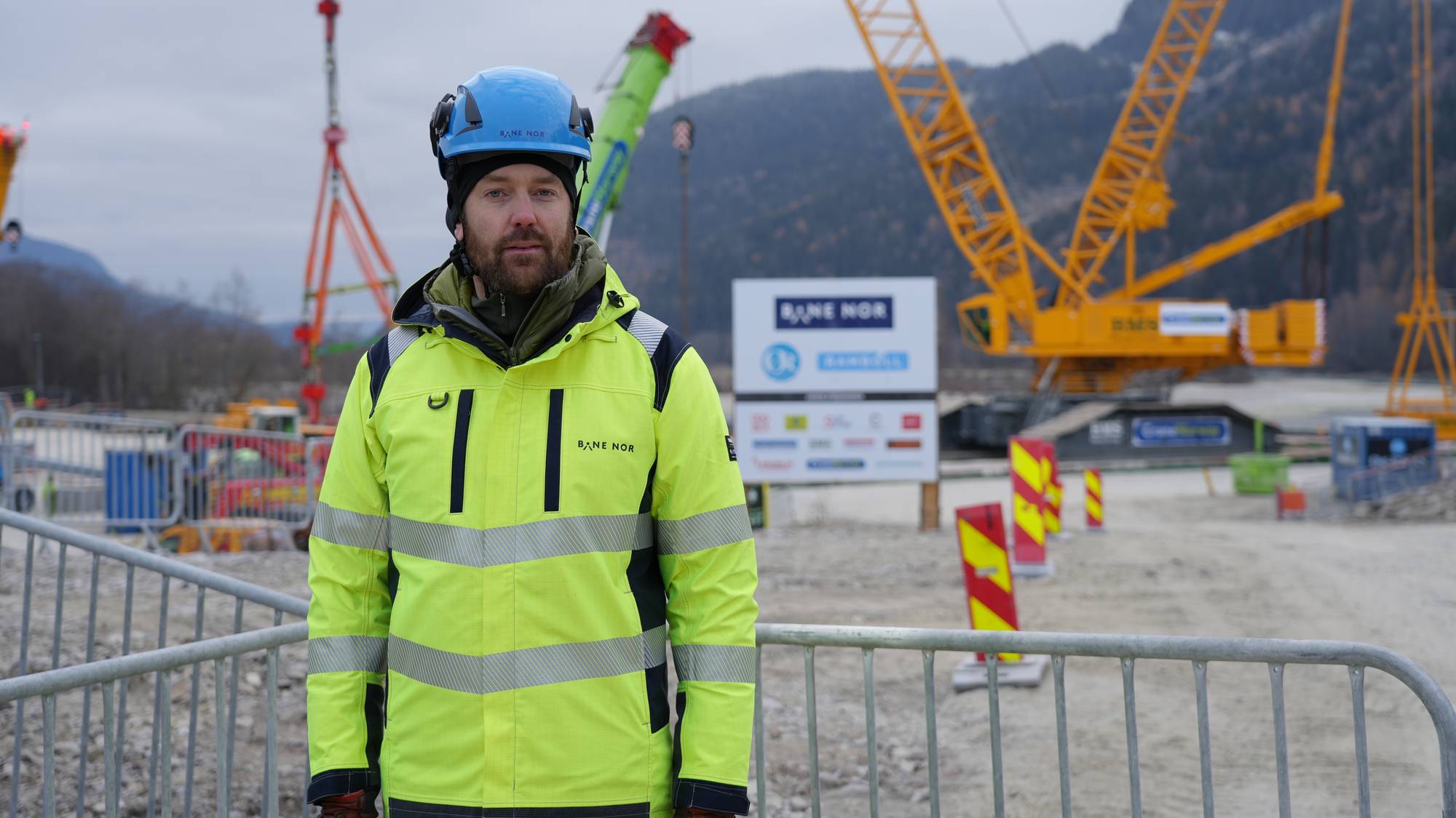 I dag begynte arbeidet med å heise Randklev bru på Dovrebanen fra ...