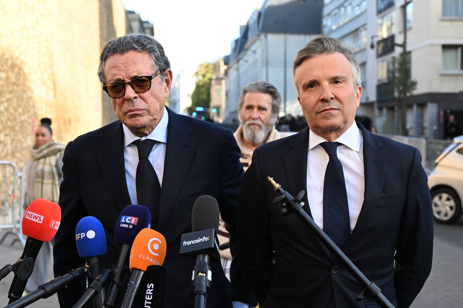 Nicolas Sarkozy starter soningen i det beryktede fengselet i Paris ...