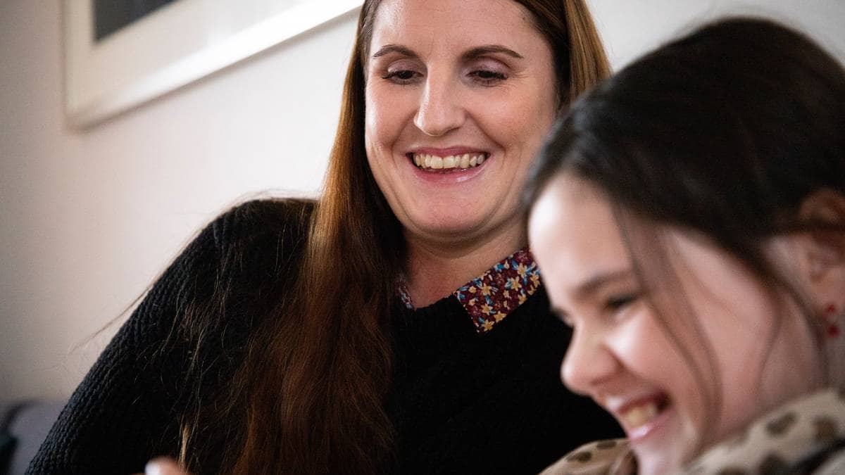 Når mamma er psykisk syk – Mathilde (9) forteller i Bli med heim på NRK ...