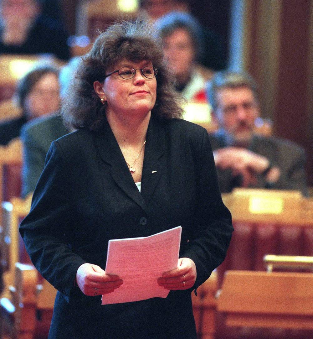 Anmeldelse: «Diamanter og rust» av Anne Holt – Anmeldelser og anbefalinger