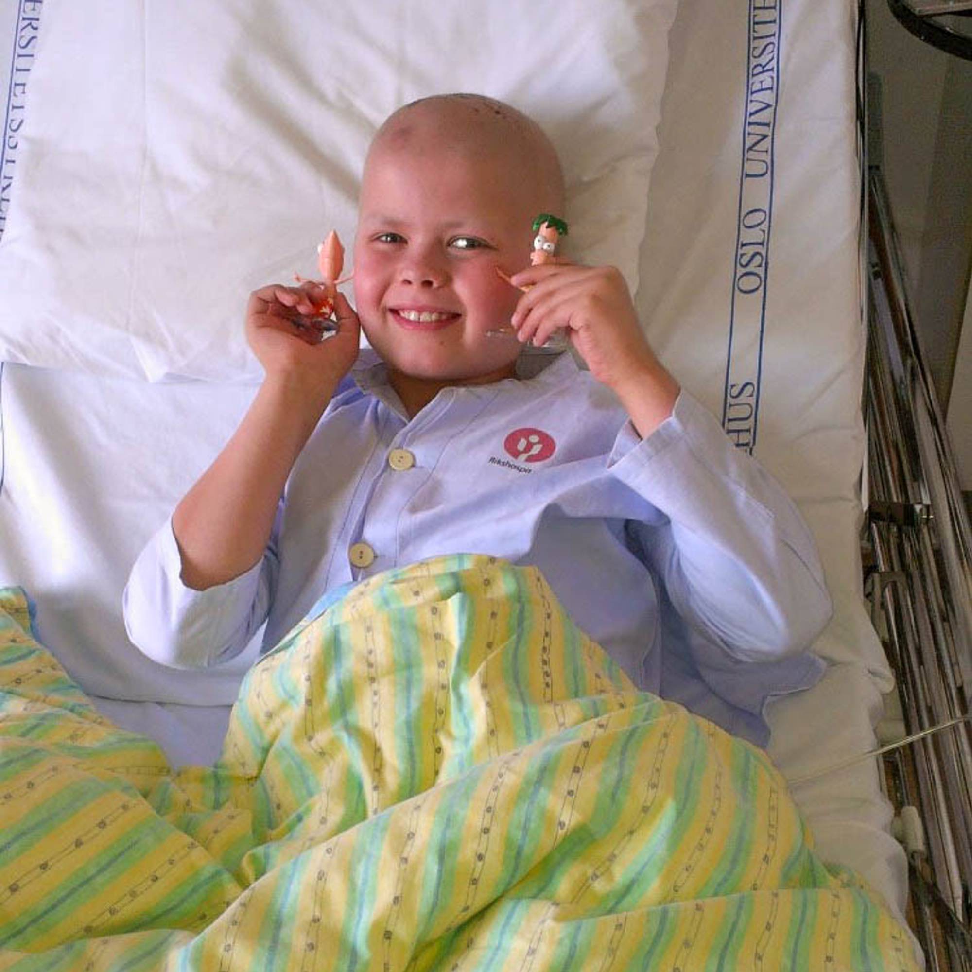 Familie og søsken til barn som får kreft: Eline blei heime då broren ...