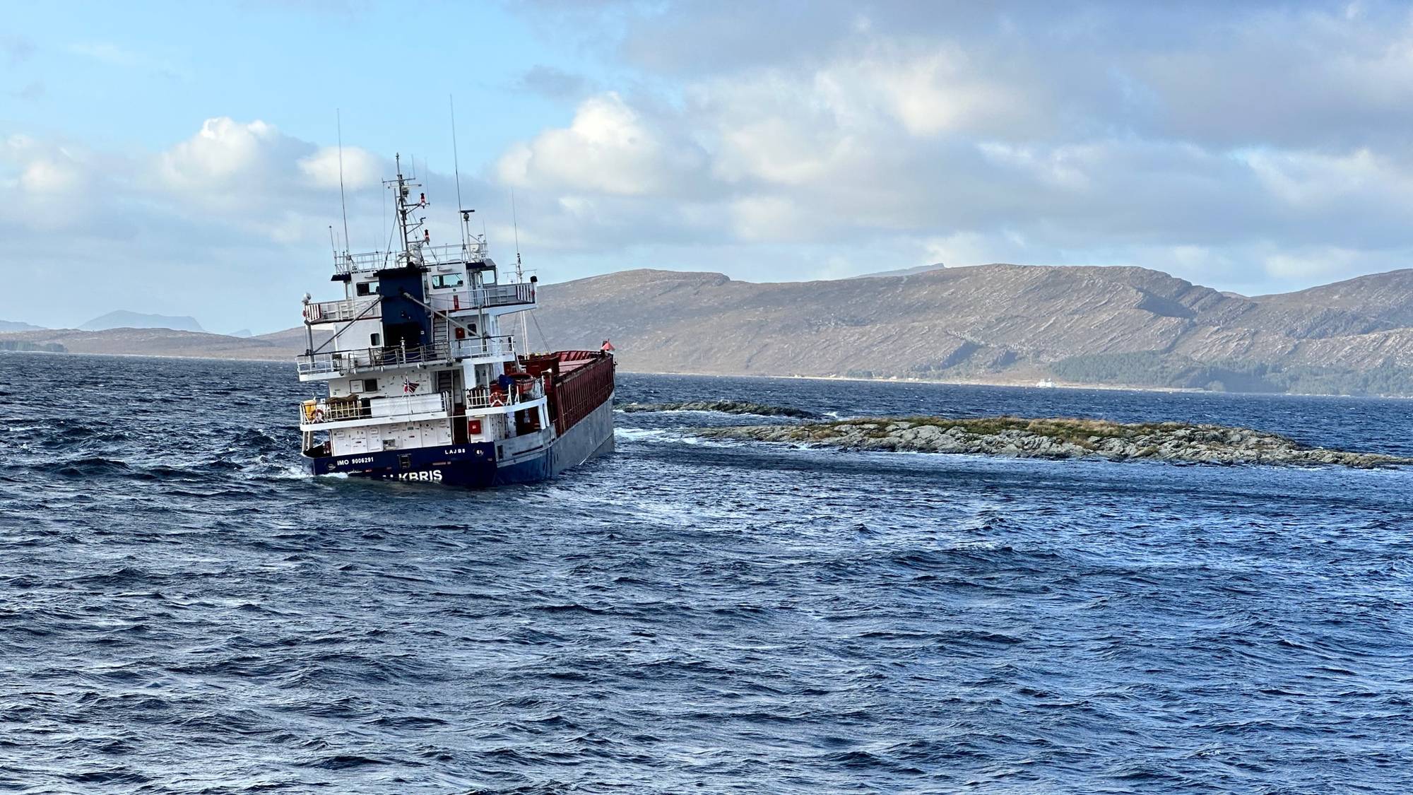 Lasteskip på grunn utanfor Kalvåg – må avbryte redninga – NRK Vestland