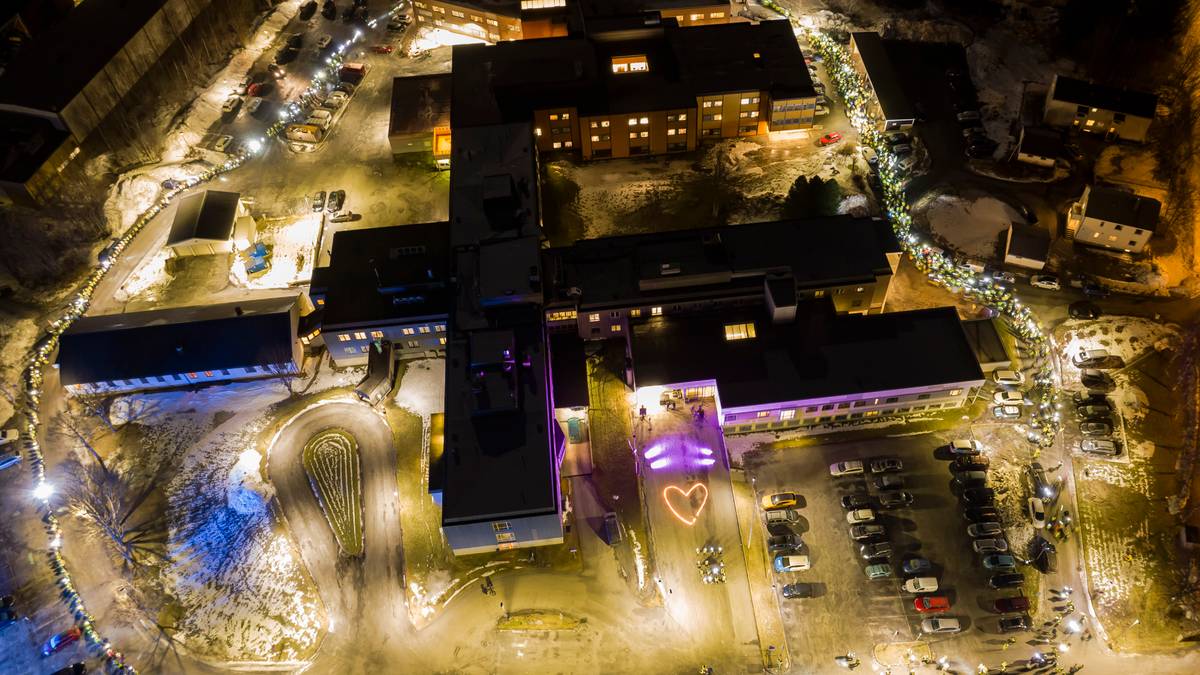 Flere tusen demonstrerte nok en gang i gule vester for sykehuset i ...