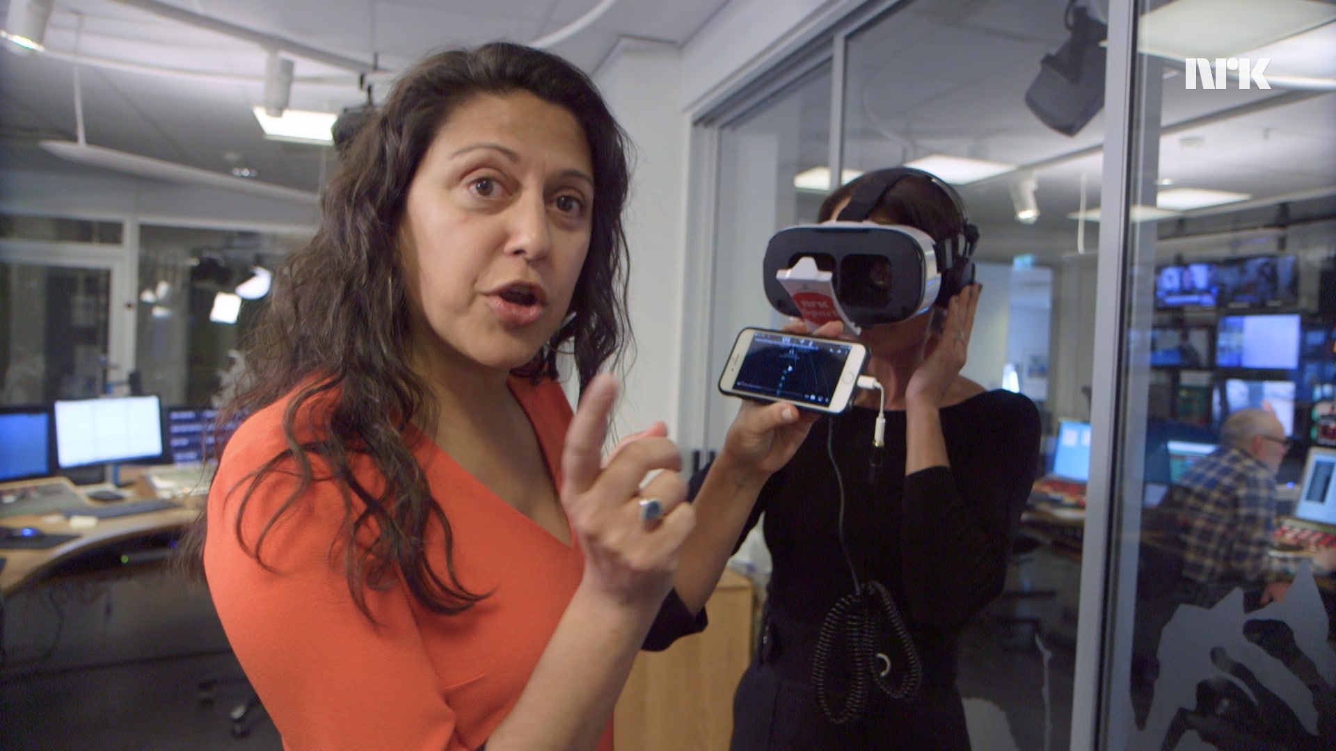 Kanalvert Yasmin Syed viser hvordan du kan se «Hopplev 360°» med VR ...