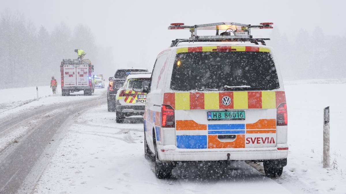 Lastebil kjørt av vegen på rv. 2 – NRK Innlandet – Lokale nyheter, TV og radio