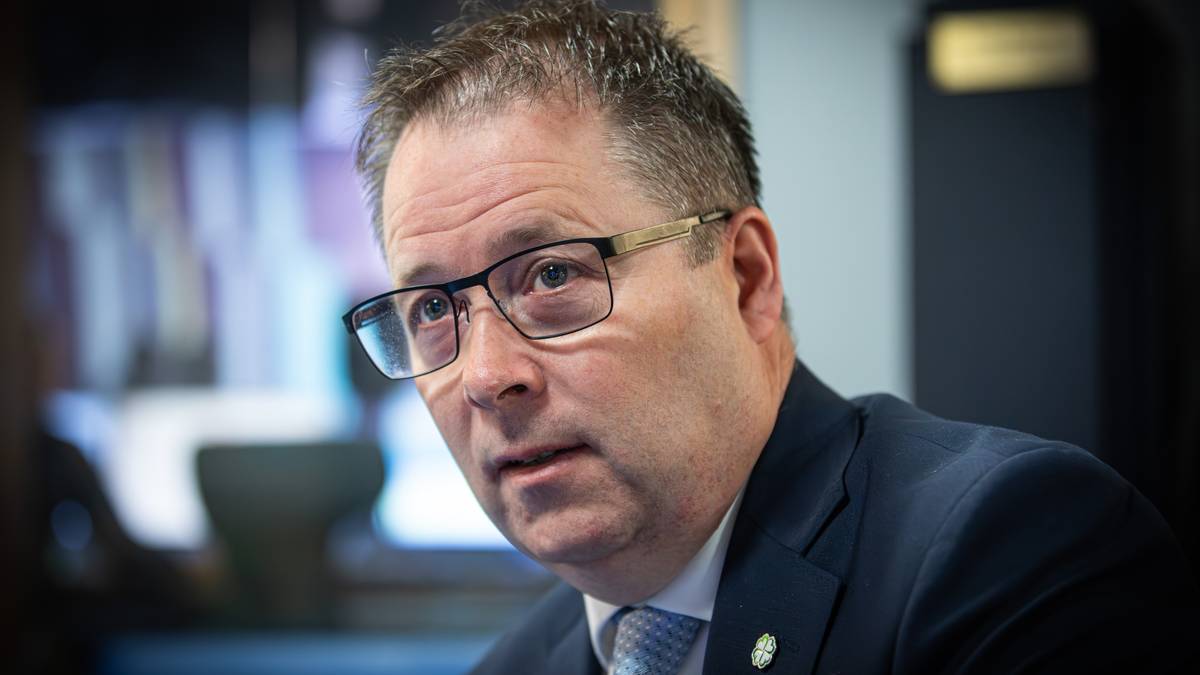 Statsministeren og forsvarsministeren til Nammo på Raufoss – NRK ...