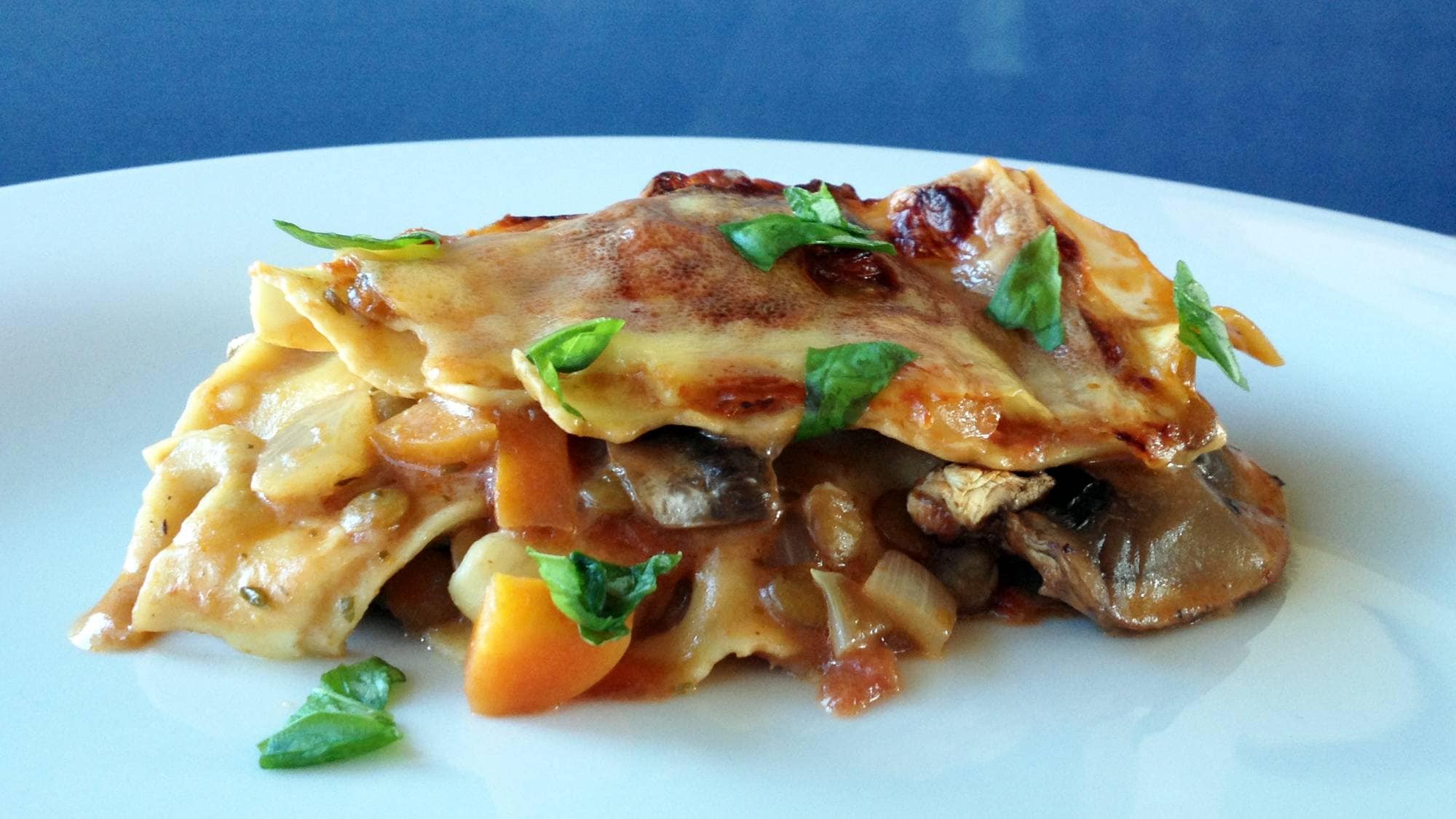 Godt krydra grønnsak­lasagne med linser – NRK Mat – Oppskrifter og ...