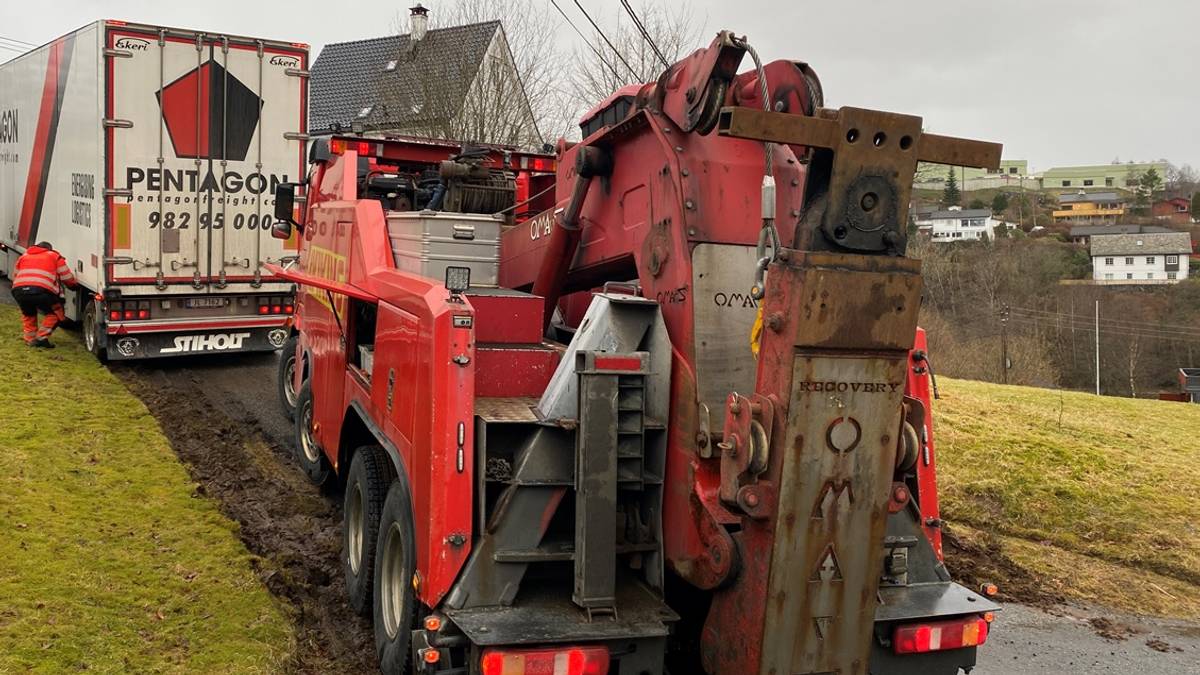 Vogntog sitter fast i Sandbrekkeveien – NRK Vestland