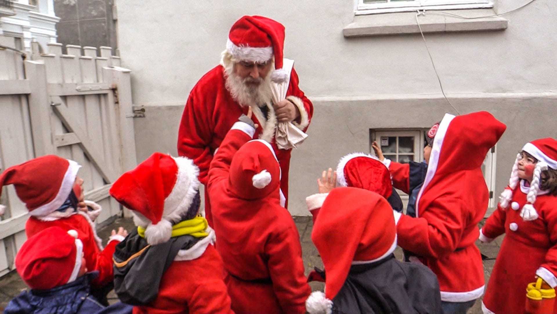 Prest og julenisse – NRK