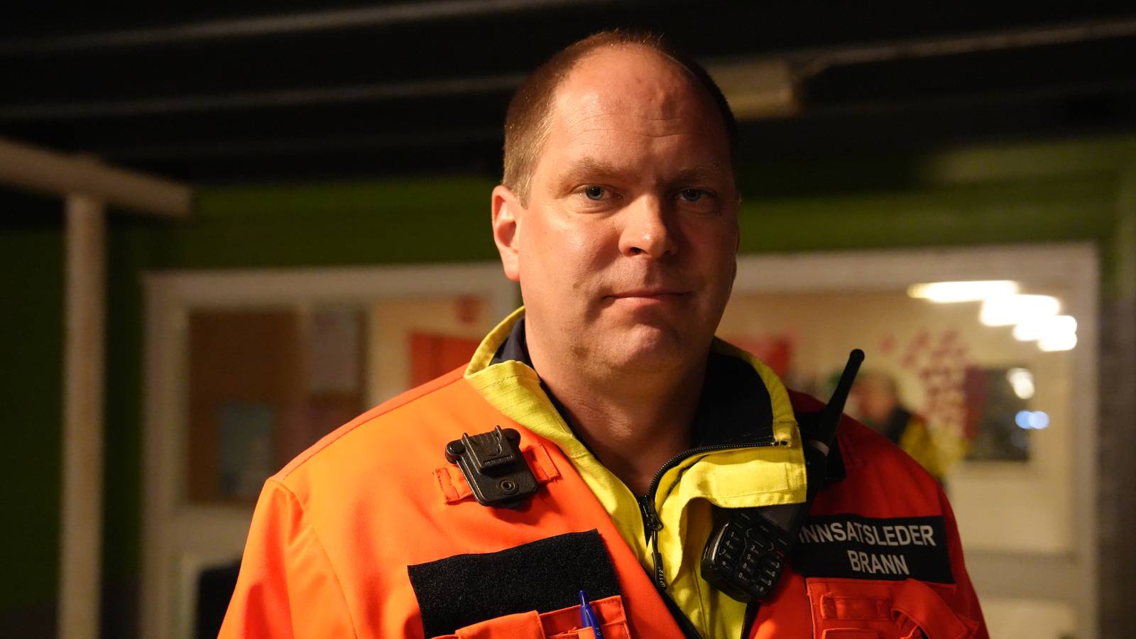 Skogbrann frå stormkjøkken i Fitjar trugar busetnad – NRK Vestland