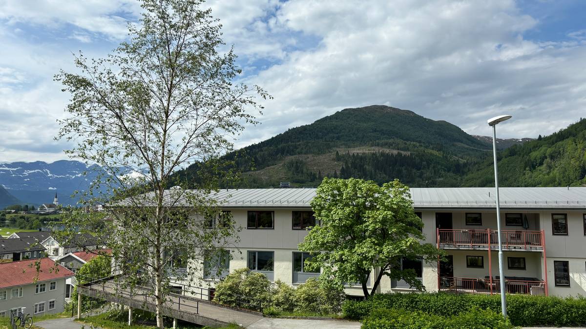 Naustdal omsorgssenter: Åtte bebuarar fast i andre etasje grunna ...