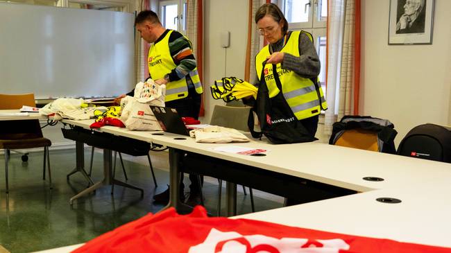 Rundt 60 administrativt ansatte er tatt ut i streik – NRK Norge – Oversikt over nyheter fra ...