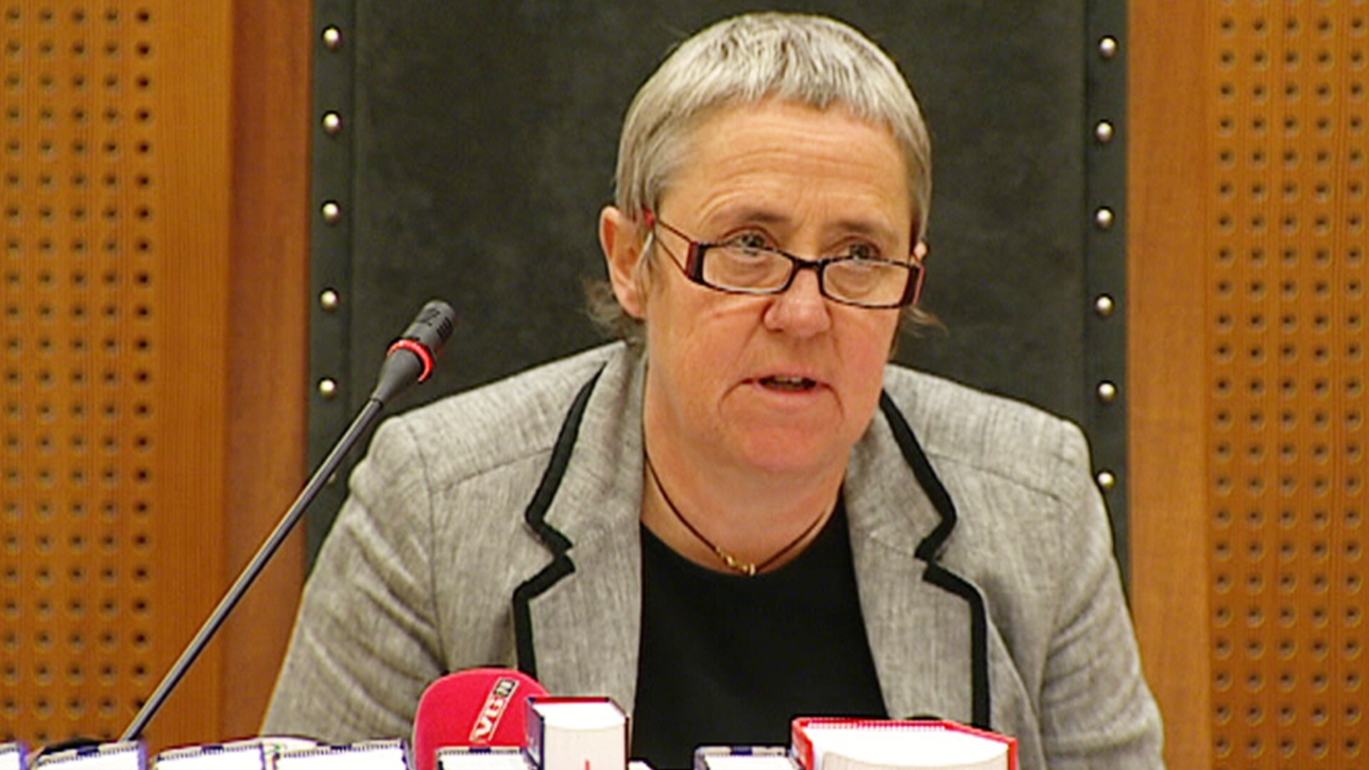 Dommer Anne Margrethe Lund leser opp kjennelsen etter fengslingsmøtet – NRK