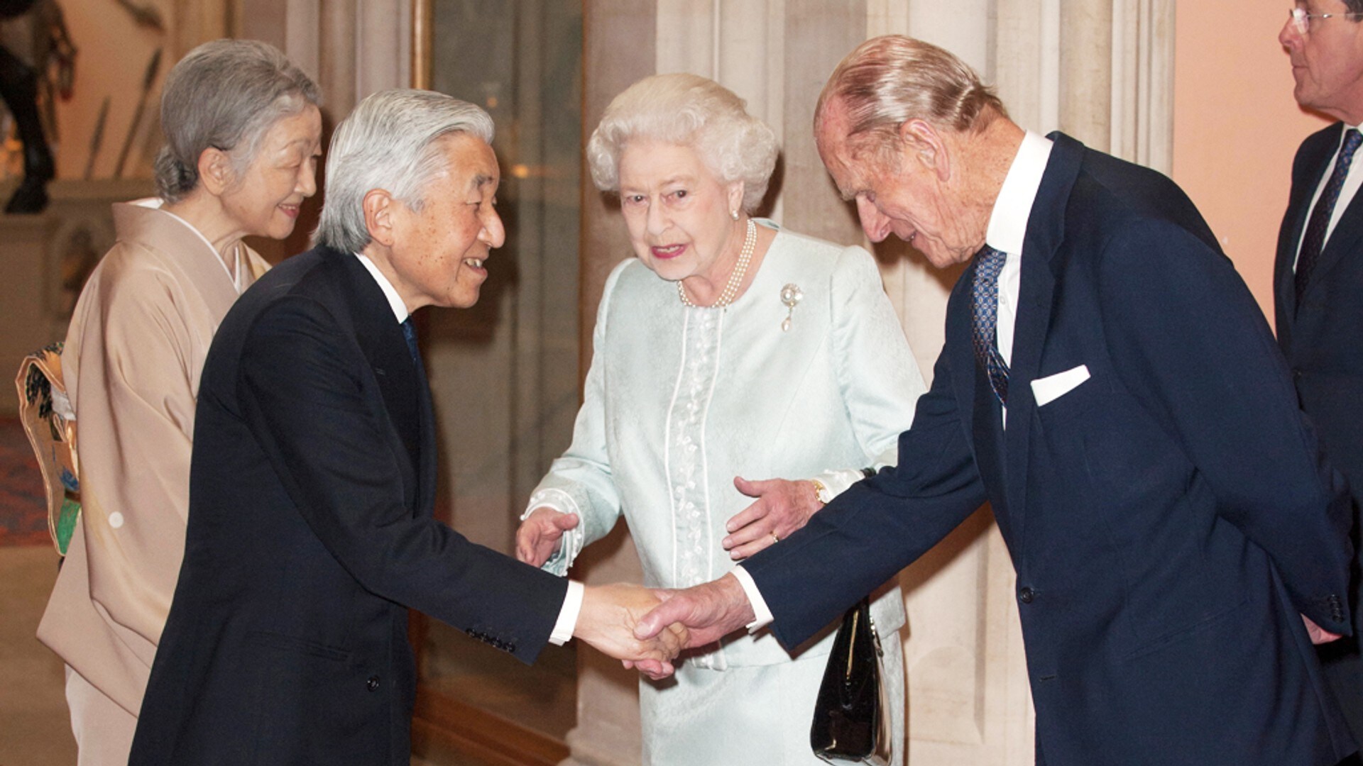 Celebre gjester ankommer London – NRK