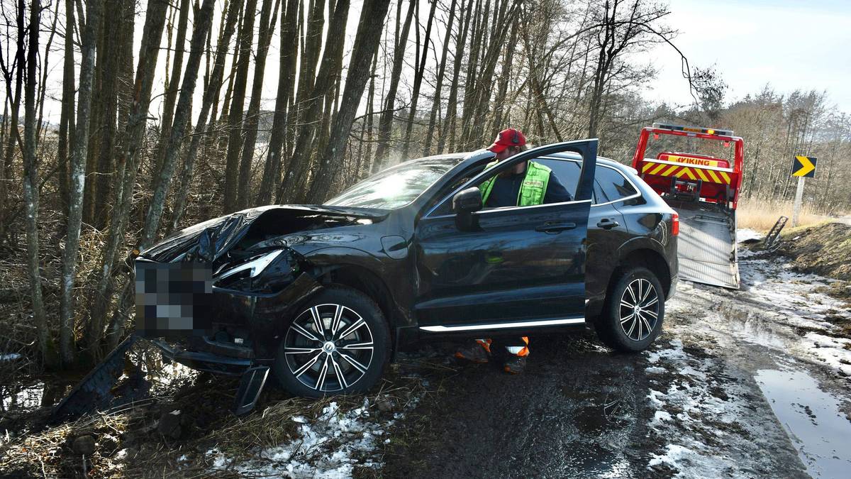 Bil Kjørte Ut I Grøfta Og Traff Et Tre Nrk Vestfold Og Telemark
