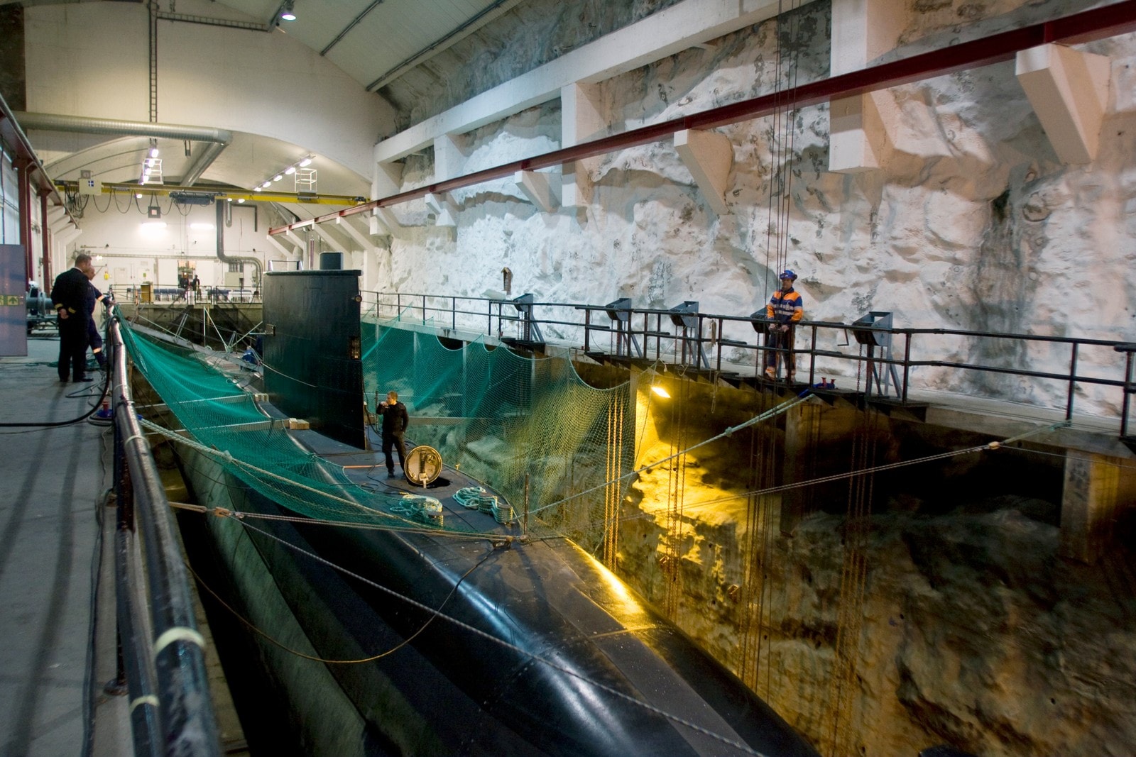 Den nedlagte Nato-ubåtbasen Olavsvern i Tromsø åpnes for militær ...