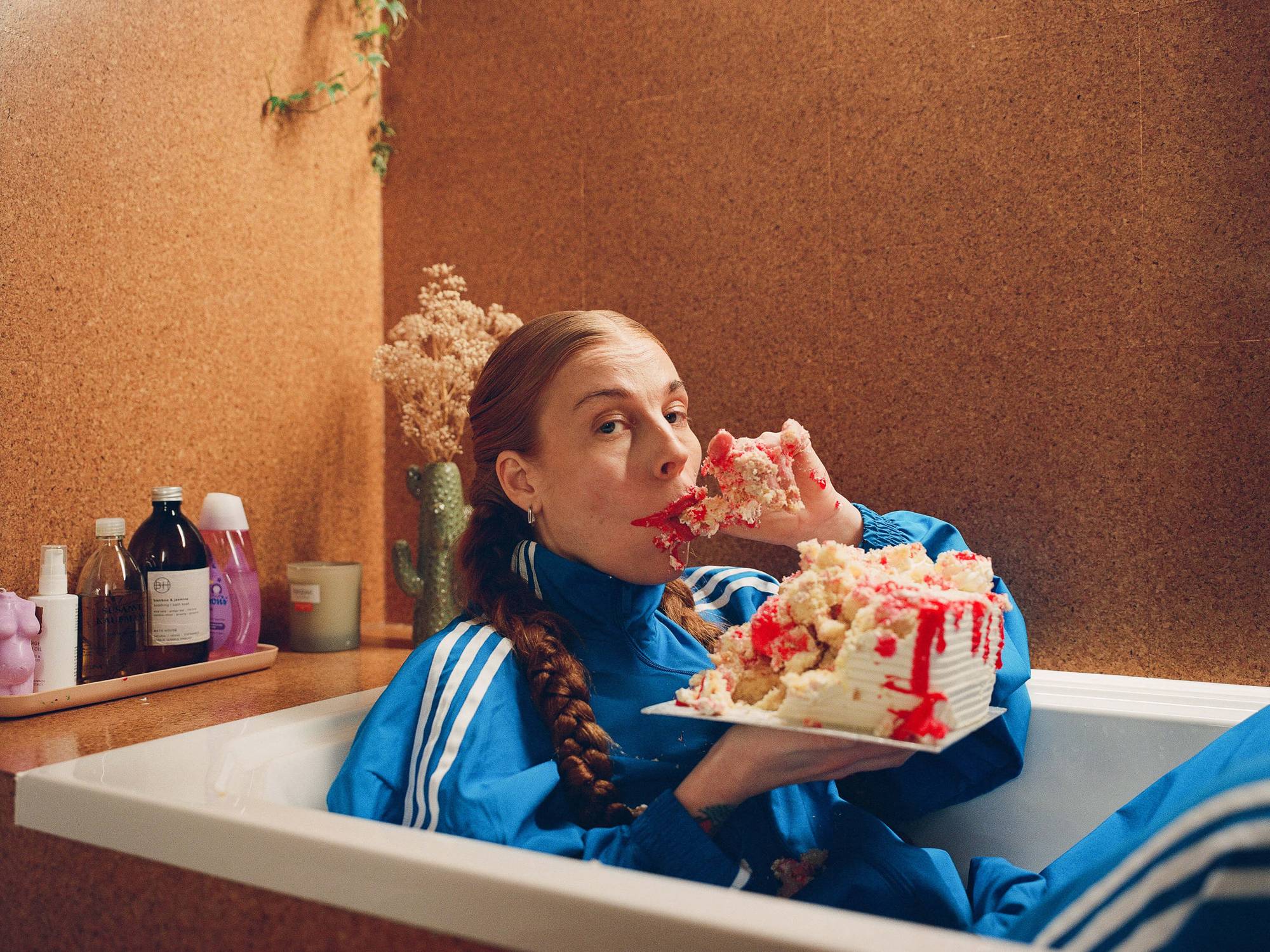 Anmeldelse: «Og eg lyger så det renner som en foss gjennom rommet» av ...