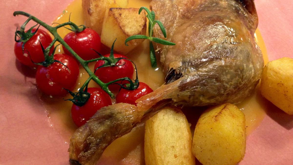 Konfitert andelår med smørstekte poteter og appelsinsaus – NRK Mat ...