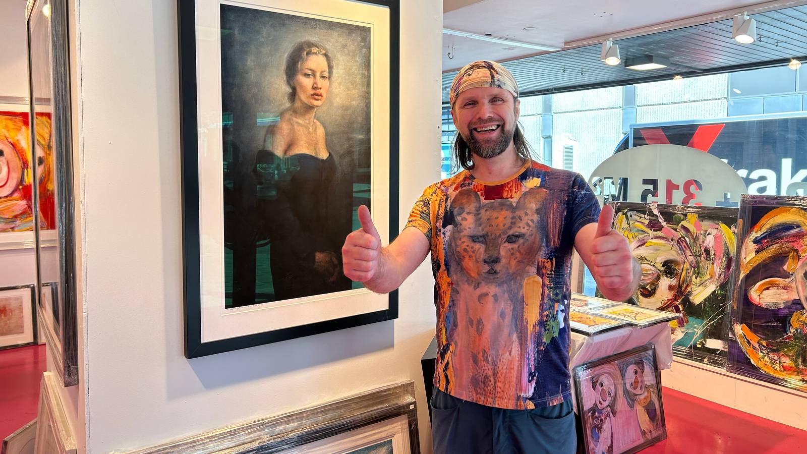 Aune Sand er glad for at Vebjørn Sand sine malerier er kommet til rette ...