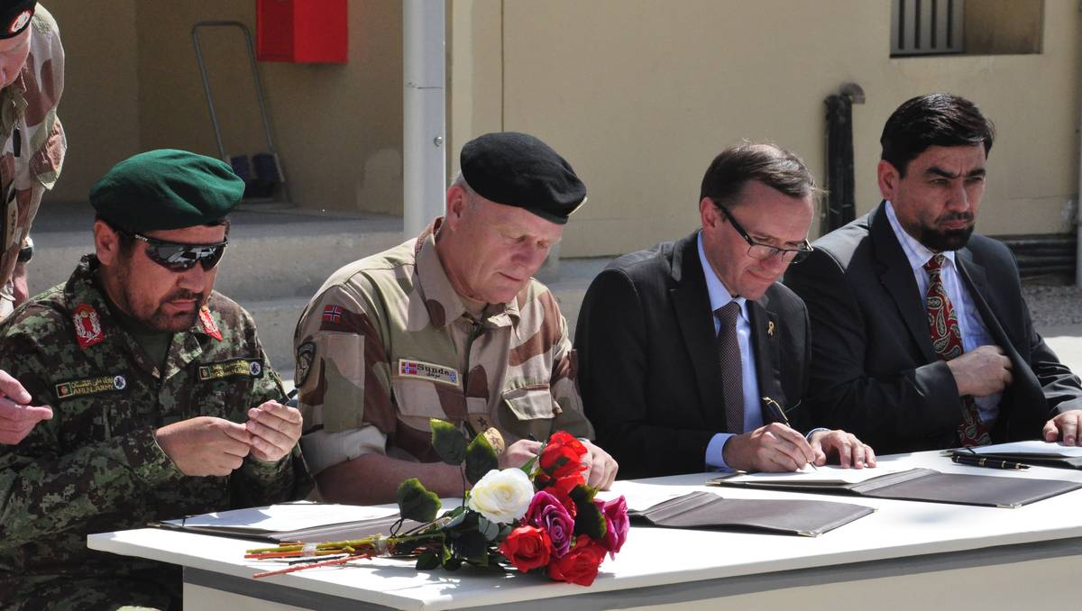 Afghanistan overtar militærleiren – NRK Urix – Utenriksnyheter og ... Afghanistan overtar militærleiren – NRK Urix – Utenriksnyheter og ...
