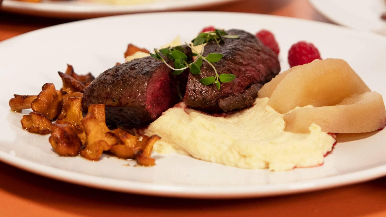 Reinsdyrfilet til fest – NRK Mat – Oppskrifter og inspirasjon