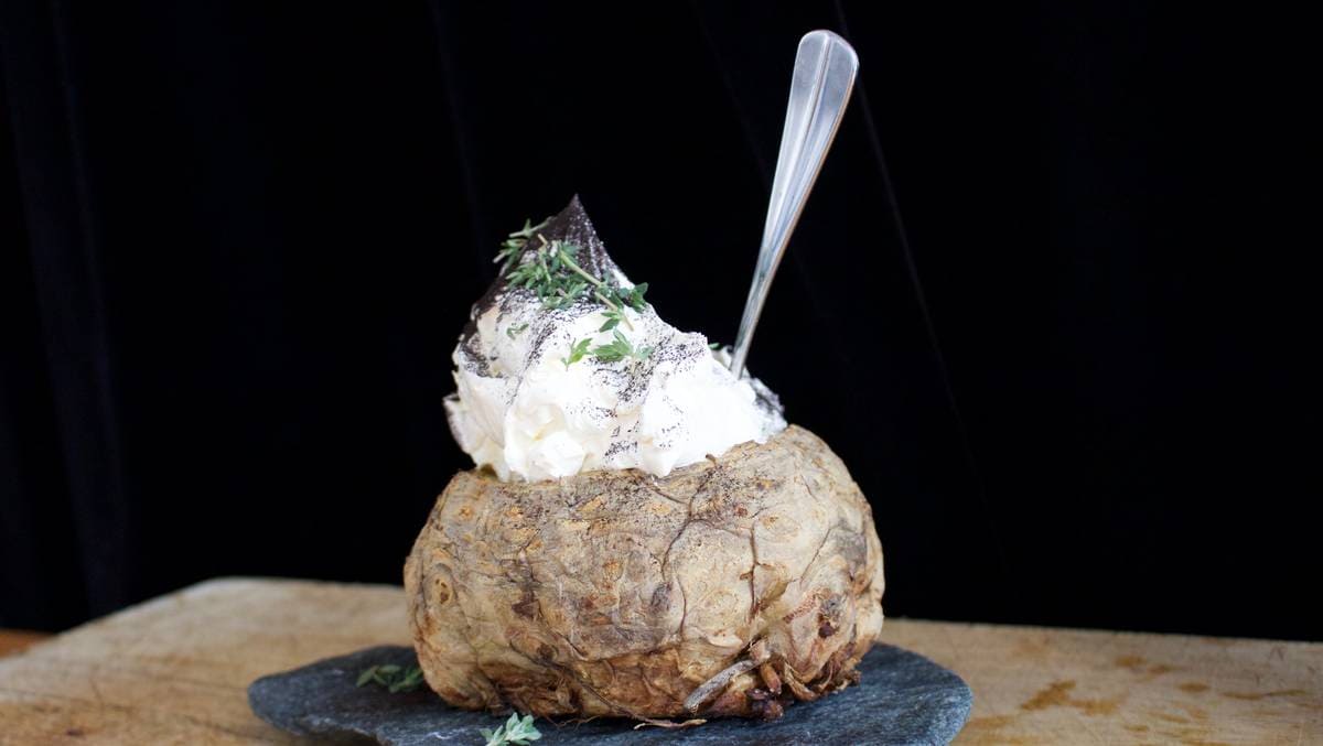 Bakt sellerirot med kryddersmør – NRK Mat – Oppskrifter og inspirasjon