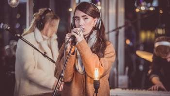 Marte Eberson ga ut plata med faren etter «Highasakite-krasjen» – NRK ...