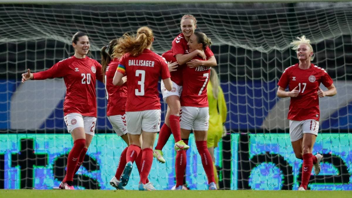 Danmarks kvinnelag vraker hvit shorts – NRK Sport – Sportsnyheter ...