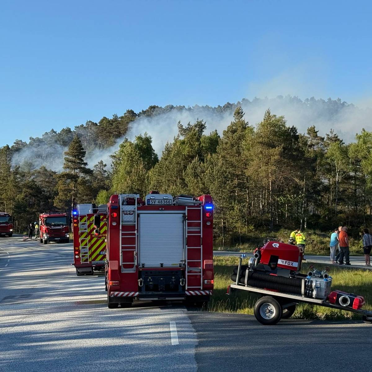 Gressbrann sprer seg raskt på Bømlo – evakuerer boliger – NRK Vestland