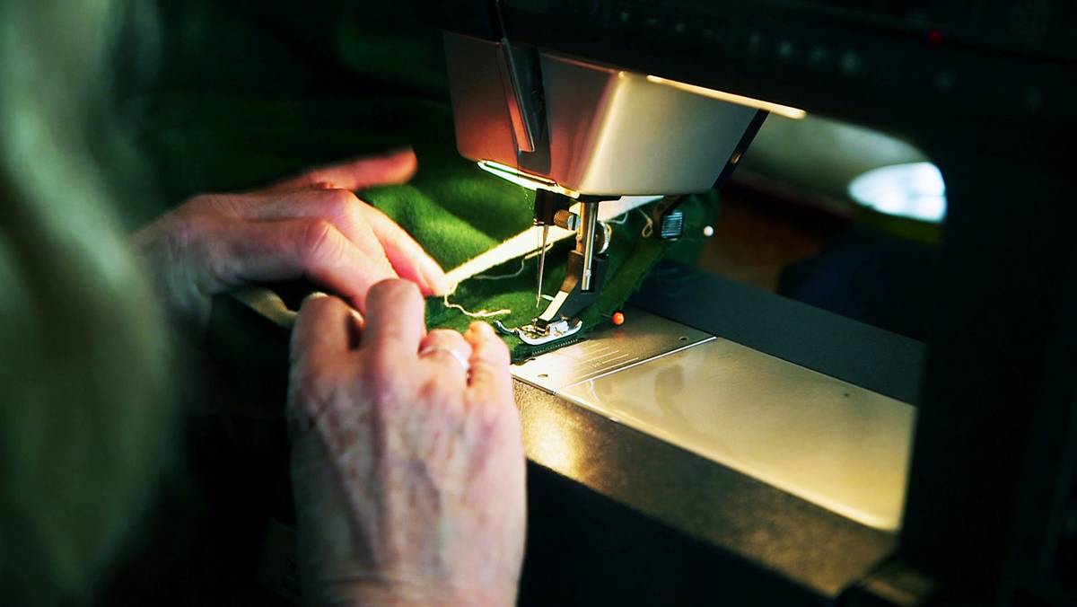 Sandra Lyng nye bunadsskjorte utsolgt – bunadspolitiet reagerer – NRK ...